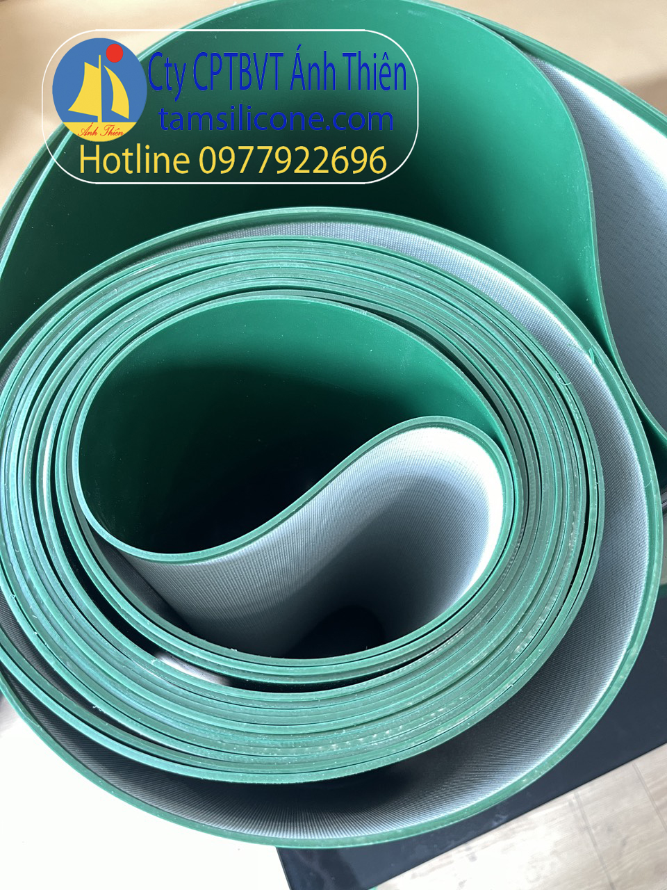 Băng tải PVC xanh trơn dày 2mm bo viền hai bên